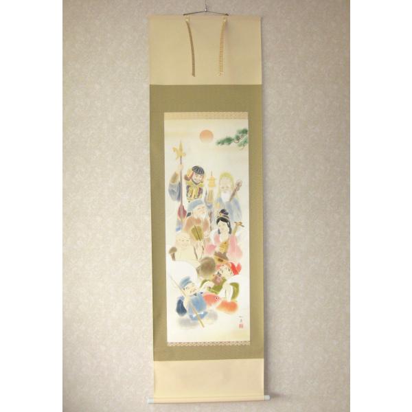 ■画　題■　「掛け軸　七福神祝宴 　白木加葉 」■寸　法■　（約）幅 ６０cm× 丈 １９０cm・軸先寸■略　歴■　白木加葉（しらき かよう）昭和６３年生まれ。　岐阜県在住。得意…花鳥・人物。無所属。美術年鑑掲載。■表　具■　ドンス三段表装...