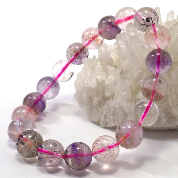 爆買 激レアのスーパーセブン！ひとつの水晶の中に7つの鉱物が内包されて互いのパワーを増幅しています☆主体である水晶をはじめ、アメジスト・スモーキークォーツ・カコクセナイト・ルチルクオーツ・ゲーサイト・レピドクロサイトなどの７つの鉱物が含まれ...