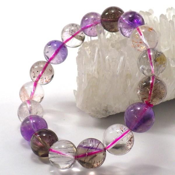 爆買 激レアのスーパーセブン！ひとつの水晶の中に7つの鉱物が内包されて互いのパワーを増幅しています☆主体である水晶をはじめ、アメジスト・スモーキークォーツ・カコクセナイト・ルチルクオーツ・ゲーサイト・レピドクロサイトなどの７つの鉱物が含まれ...