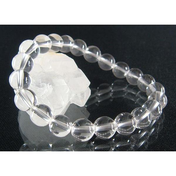 爆買 水晶は「万物との調和」の象徴で、潜在能力を引き出すと言われています。また、水の沸くような場所で発見された事から、氷の化石とも思われており、「水精」という名でも呼ばれていました。水晶がパワーストーンの代表格と言われる由縁のひとつに、水晶...