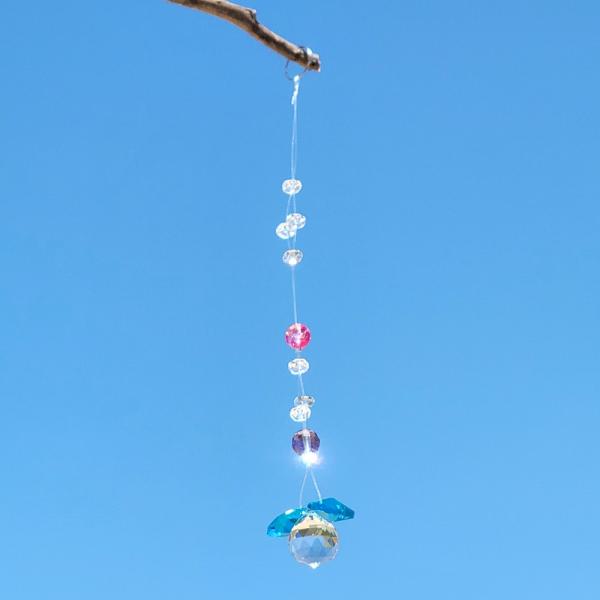 爆買 暗い玄関に掛け太陽のチカラで虹色の幸せをもたらしてくれると言われる風水サンキャッチャー欧米では、窓際に掛け、お部屋の中に幸せのサンシャワーが降り注ぐと言われています。太陽の光を当てると虹色の光でお部屋を照らします。虹色の幸せを運んでく...