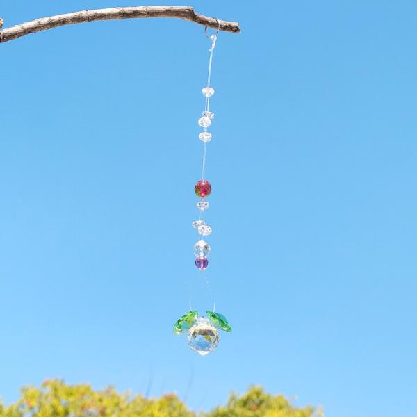 爆買 暗い玄関に掛け太陽のチカラで虹色の幸せをもたらしてくれると言われる風水サンキャッチャー欧米では、窓際に掛け、お部屋の中に幸せのサンシャワーが降り注ぐと言われています。太陽の光を当てると虹色の光でお部屋を照らします。虹色の幸せを運んでく...