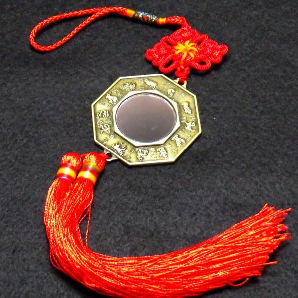 爆買 家の近くに墓地や病院、宮司のいない神社など忌み嫌う場所がある場合やその土地になんとなく嫌な感じがするとき、また、T字路の突き当たりなどに家が立地している場合に効果的。平面鏡を入り口に掛け、吉の気を集め、陰の気を跳ね返し、陰陽のバランス...