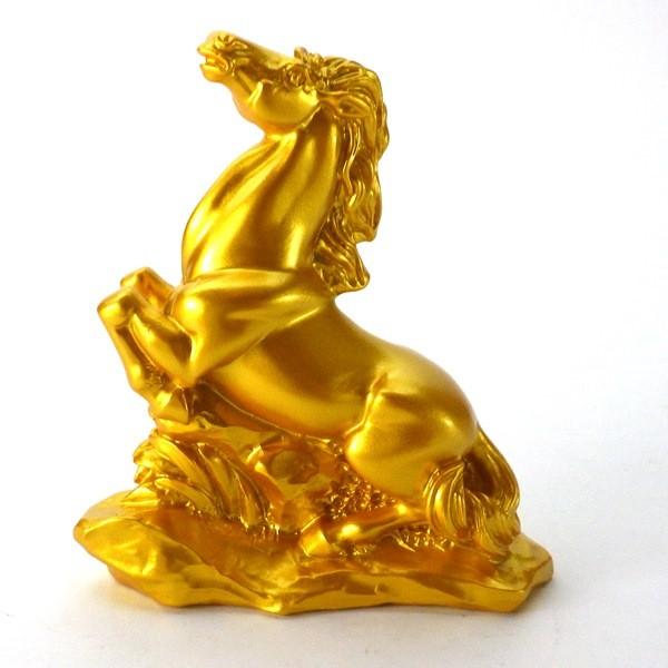 爆買 生まれ年の干支の縁起物を置くと良いとされています。 「午」は人との付き合いが古い動物。人の役に立ち、人間も馬を大事に扱いました。陽気で派手好きが特徴の「午」（うま）☆縁起物「午・馬」を置き、 一年の福を呼び込みましょう。サイズ：幅約8...