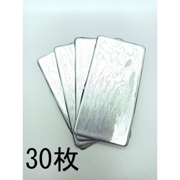 安心の日東電工レジェトレックスD300-Nを打ち抜き加工しています。他社製品との差別化で長方形の4角をR（ラウンド）加工し、つぶれ変形をしにくくしました。またアルミ面の外周につぶし加工を入れいます。それにより剥離紙がはがしやすく施工もスピー...