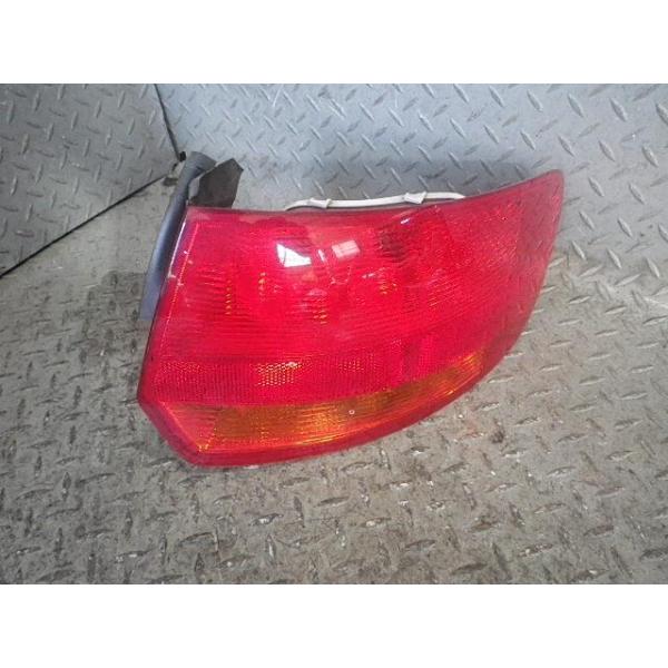 [梱包区分番号：10]■メーカー　　　アウディ■車種　　　　　アウディ A3■型式　　　　　ABA-8PBZB■部品名　　　　右テールランプ■部品メーカー　−■品番１　　　　−■品番２　　　　277702