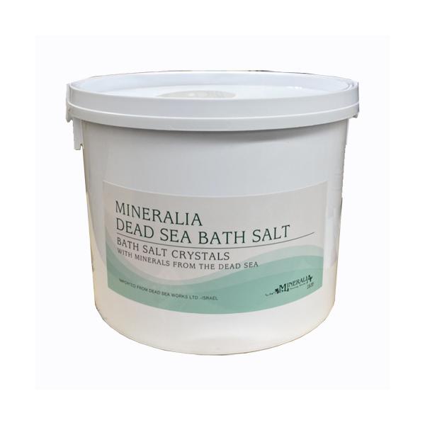 お湯に溶けたソルトはイオン化したミネラルとして、お肌から浸透圧作用により素早く吸収されます。ミネラルがお肌を内側から潤わせ、ゆっくり温泉のようにリラックスしていただけます。製造過程で失われがちな主成分マグネシウムを補足するため、2種類の死海...