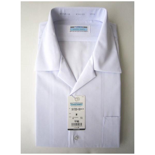 ●ブランド：TOMBOW　トンボ学生服●男子開衿シャツ●レギュラーシルエットの定番スクールシャツ。●カラー：ホワイト/白●サイズ：100〜190●素材：ポリエステル65・綿35％※1.実寸表記ですが若干誤差が生じる場合がございます。※2.モ...