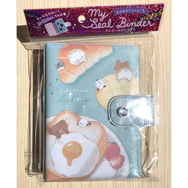シマエナガ、コグマ、白い猫、ハムスターなど人気の小動物と、パンのコラボ♪キラキラグリッター加工の可愛いシールバインダー貼って剥がせるシールシートが10枚付いてます継ぎ足せる6穴バインダータイプでとても便利サイズ：約120x158x25mmメ...
