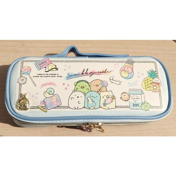 【発売日：2023年02月13日】すみっコたちがポップキャンデーやカセットテープ、パイナップルを手に並んでいる絵柄♪化粧ポーチのように、持ち手がついてぺ、がばっと開いて使えるお洒落なペンポーチですたっぷり収納できます便利な鉛筆ホルダー付入れ...