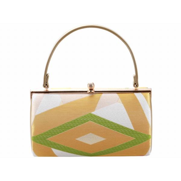 商品情報新品　着物用のハンドバッグ単品です。レトロなイメージのデザインが特徴です。 素材帯地・合皮ほか サイズ横：約20cm 高さ：約10.5cm マチ巾：約12cm（持ち手部分含まず） ご注意お色に関してはお使いのパソコンのモニターのカラ...