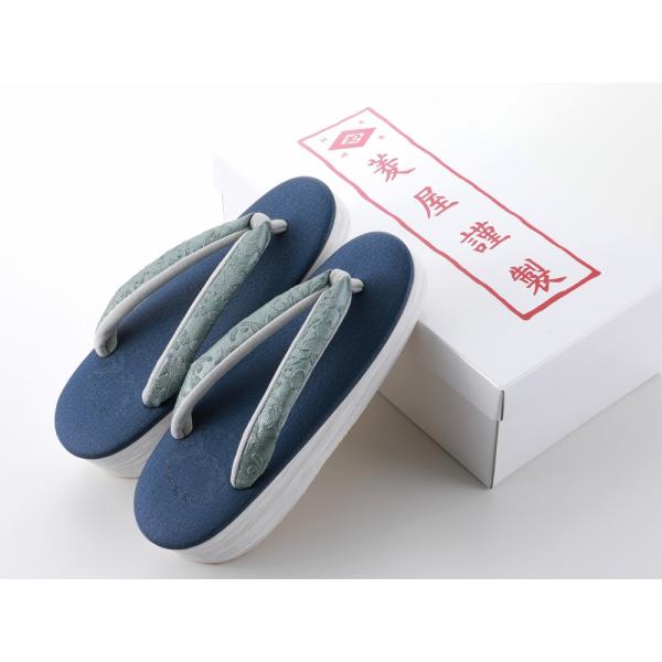 商品情報新品　箱入り 日本製大人気、カレンブロッソのカフェぞうりです。普段きものやカジュアルな着物にぴったりです。天には「うまくいく」を文様化したシマウマの開運柄がはいっています台の本体部分には軽量でクッション性の高い素材を使用しており、長...