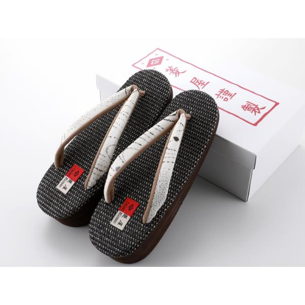 商品情報新品　箱入り 日本製小千谷ちぢみの生地を使用した鼻緒と菱屋謹製の商品です。台は、軽量でクッション性に優れ、濡れた路面でもすべりにくいのが特徴です。また、おしゃれなデザインのソールは、登山靴やワークブーツなどのソールを手掛けるイタリア...