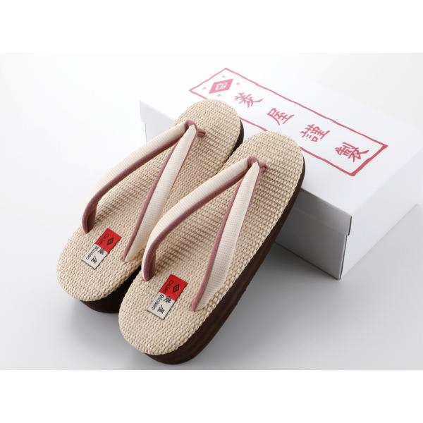 商品情報新品　箱入り 日本製帯地を使用した鼻緒と菱屋謹製の商品です。台は、軽量でクッション性に優れ、濡れた路面でもすべりにくいのが特徴です。また、おしゃれなデザインのソールは、登山靴やワークブーツなどのソールを手掛けるイタリアのソール専門メ...