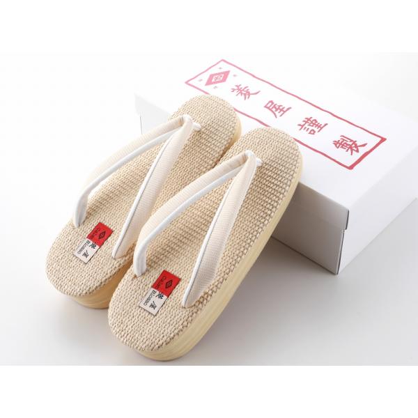 商品情報新品　箱入り 日本製帯地を使用した鼻緒と菱屋謹製の商品です。台は、軽量でクッション性に優れ、濡れた路面でもすべりにくいのが特徴です。また、おしゃれなデザインのソールは、登山靴やワークブーツなどのソールを手掛けるイタリアのソール専門メ...