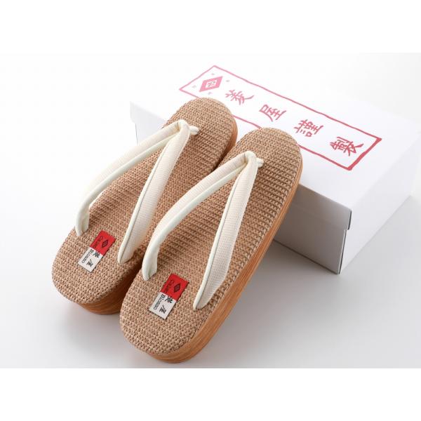 商品情報新品　箱入り 日本製帯地を使用した鼻緒と菱屋謹製の商品です。台は、軽量でクッション性に優れ、濡れた路面でもすべりにくいのが特徴です。また、おしゃれなデザインのソールは、登山靴やワークブーツなどのソールを手掛けるイタリアのソール専門メ...