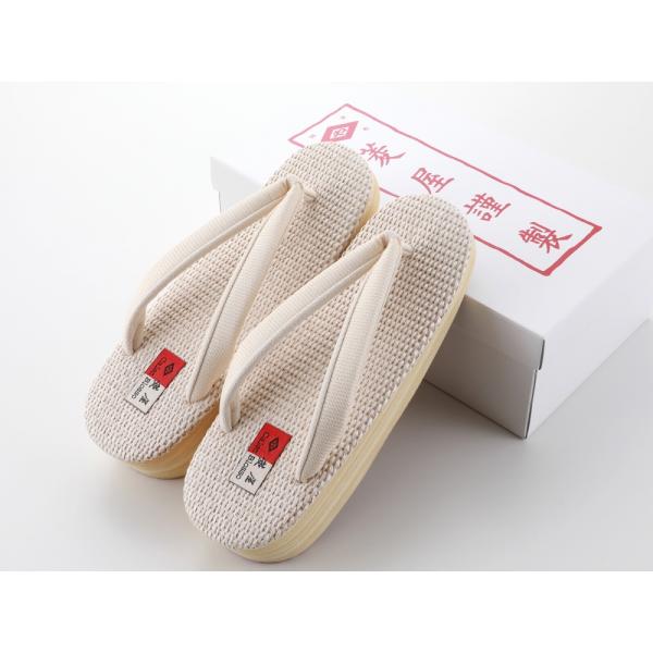 商品情報新品　箱入り 日本製帯地を使用した鼻緒と菱屋謹製の商品です。台は、軽量でクッション性に優れ、濡れた路面でもすべりにくいのが特徴です。また、おしゃれなデザインのソールは、登山靴やワークブーツなどのソールを手掛けるイタリアのソール専門メ...