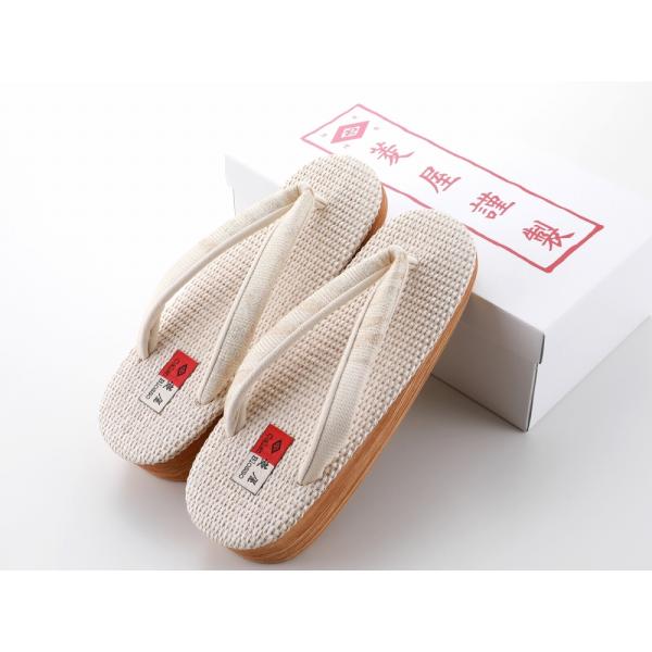 商品情報新品　箱入り 日本製帯地を使用した鼻緒と菱屋謹製の商品です。台は、軽量でクッション性に優れ、濡れた路面でもすべりにくいのが特徴です。また、おしゃれなデザインのソールは、登山靴やワークブーツなどのソールを手掛けるイタリアのソール専門メ...