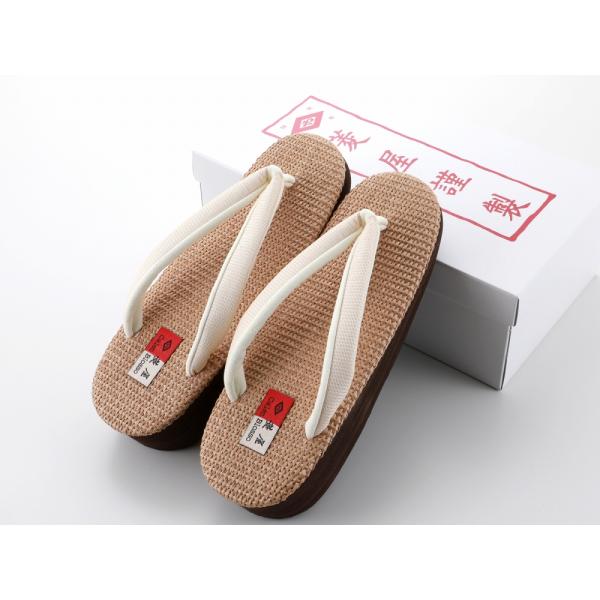 商品情報新品　箱入り 日本製帯地を使用した鼻緒と菱屋謹製の商品です。台は、軽量でクッション性に優れ、濡れた路面でもすべりにくいのが特徴です。また、おしゃれなデザインのソールは、登山靴やワークブーツなどのソールを手掛けるイタリアのソール専門メ...