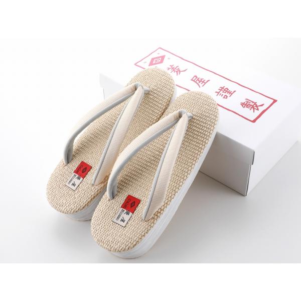 商品情報新品　箱入り 日本製帯地を使用した鼻緒と菱屋謹製の商品です。台は、軽量でクッション性に優れ、濡れた路面でもすべりにくいのが特徴です。また、おしゃれなデザインのソールは、登山靴やワークブーツなどのソールを手掛けるイタリアのソール専門メ...