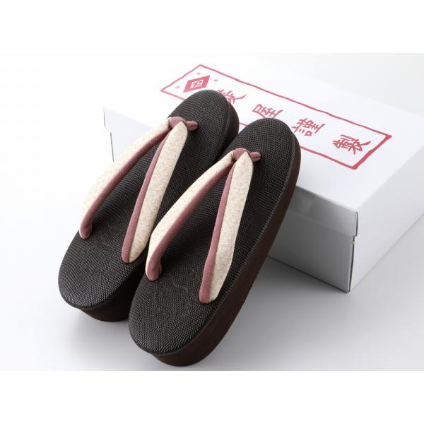 商品情報新品　箱入り　日本製大人気、カレンブロッソのカフェぞうりです。天には「うまくいく」を文様化したシマウマの開運柄がはいっています美術館巡りや小旅行、展覧会やコンサート、観劇、ショッピング、お友達とカフェでランチなどなど・・・。日常のち...