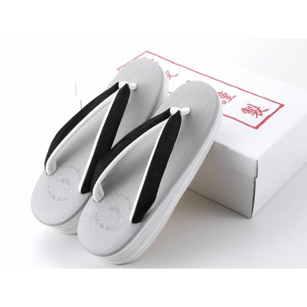 商品情報新品　箱入り　日本製大人気、カレンブロッソのカフェぞうりです。天には「うまくいく」を文様化したシマウマの開運柄がはいっています美術館巡りや小旅行、展覧会やコンサート、観劇、ショッピング、お友達とカフェでランチなどなど・・・。日常のち...