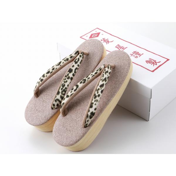 商品情報新品　箱入り　日本製大人気、カレンブロッソのカフェぞうりです。天には「うまくいく」を文様化したシマウマの開運柄がはいっています美術館巡りや小旅行、展覧会やコンサート、観劇、ショッピング、お友達とカフェでランチなどなど・・・。日常のち...