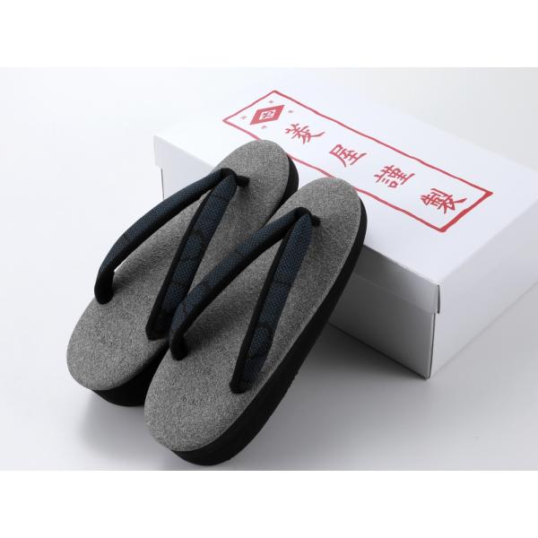 商品情報新品　箱入り　日本製鼻緒の表地には正絹の大島紬を使用しております。大人気、カレンブロッソのカフェぞうりです。天には「うまくいく」を文様化したシマウマの開運柄がはいっています美術館巡りや小旅行、展覧会やコンサート、観劇、ショッピング、...