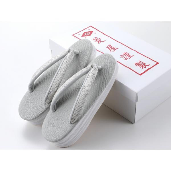 商品情報新品　箱入り　日本製鼻緒の表地には正絹の大島紬を使用しております。大人気、カレンブロッソのカフェぞうりです。天には「うまくいく」を文様化したシマウマの開運柄がはいっています美術館巡りや小旅行、展覧会やコンサート、観劇、ショッピング、...