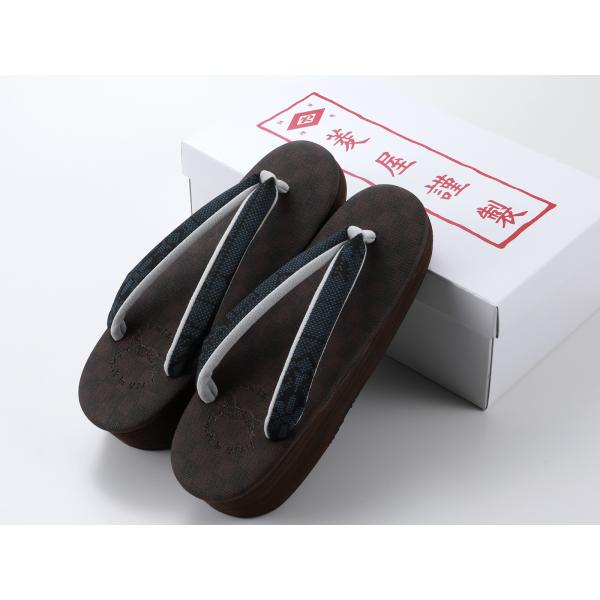 商品情報新品　箱入り　日本製鼻緒の表地には正絹の大島紬を使用しております。大人気、カレンブロッソのカフェぞうりです。天には「うまくいく」を文様化したシマウマの開運柄がはいっています美術館巡りや小旅行、展覧会やコンサート、観劇、ショッピング、...