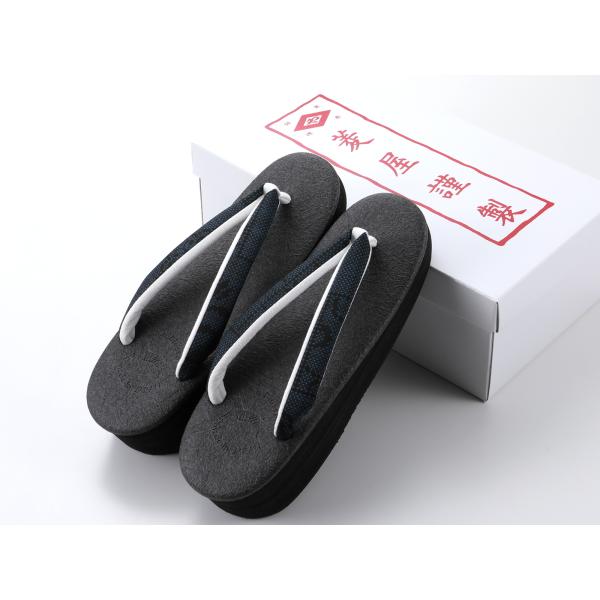 商品情報新品　箱入り　日本製鼻緒の表地には正絹の大島紬を使用しております。大人気、カレンブロッソのカフェぞうりです。天には「うまくいく」を文様化したシマウマの開運柄がはいっています美術館巡りや小旅行、展覧会やコンサート、観劇、ショッピング、...