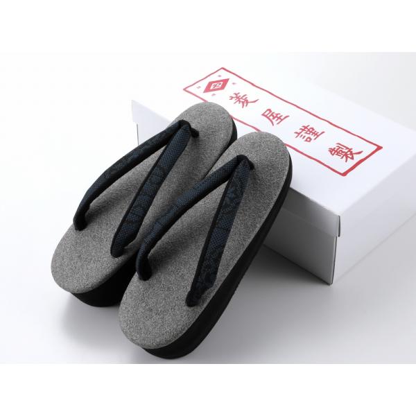 商品情報新品　箱入り　日本製鼻緒の表地には正絹の大島紬を使用しております。大人気、カレンブロッソのカフェぞうりです。天には「うまくいく」を文様化したシマウマの開運柄がはいっています美術館巡りや小旅行、展覧会やコンサート、観劇、ショッピング、...