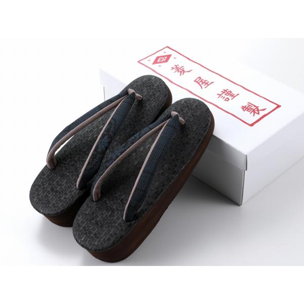 商品情報新品　箱入り　日本製鼻緒の表地には正絹の大島紬を使用しております。大人気、カレンブロッソのカフェぞうりです。天には「うまくいく」を文様化したシマウマの開運柄がはいっています美術館巡りや小旅行、展覧会やコンサート、観劇、ショッピング、...