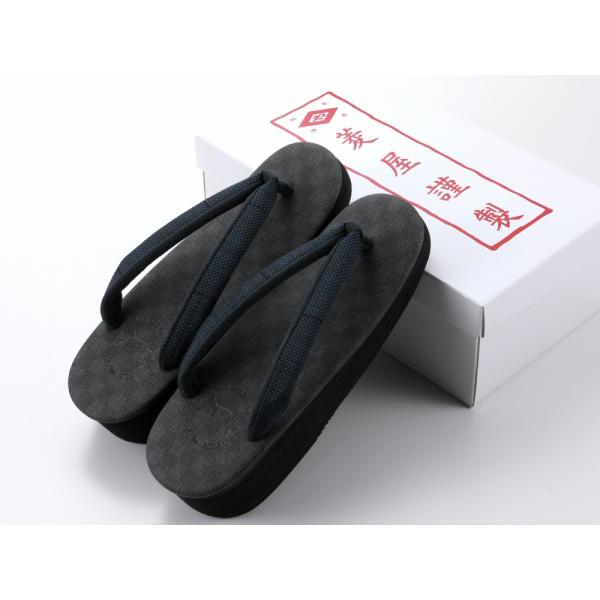 商品情報新品　箱入り　日本製鼻緒の表地には正絹の大島紬を使用しております。大人気、カレンブロッソのカフェぞうりです。天には「うまくいく」を文様化したシマウマの開運柄がはいっています美術館巡りや小旅行、展覧会やコンサート、観劇、ショッピング、...