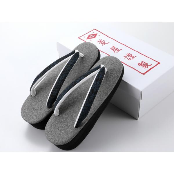 商品情報新品　箱入り　日本製鼻緒の表地には正絹の大島紬を使用しております。大人気、カレンブロッソのカフェぞうりです。天には「うまくいく」を文様化したシマウマの開運柄がはいっています美術館巡りや小旅行、展覧会やコンサート、観劇、ショッピング、...