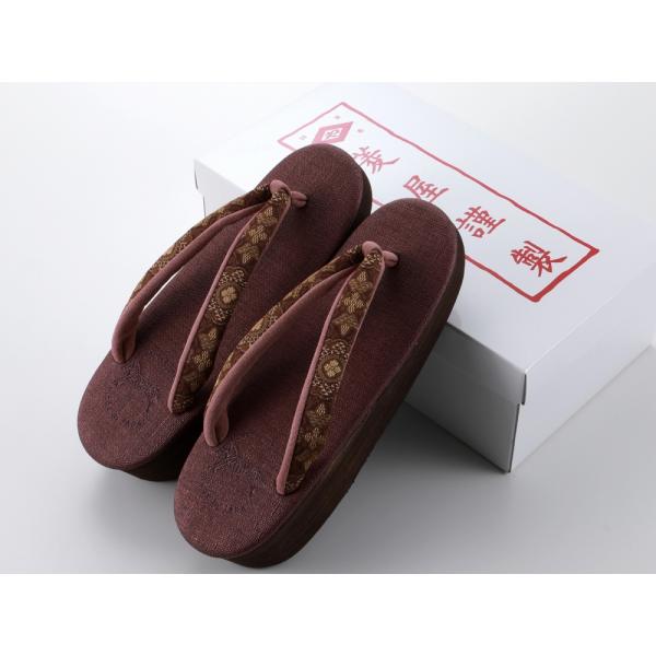 商品情報新品　箱入り 日本製大人気、カレンブロッソのカフェぞうりです。普段きものやカジュアルな着物にぴったりです。天には「うまくいく」を文様化したシマウマの開運柄がはいっています台の本体部分には軽量でクッション性の高い素材を使用しており、長...