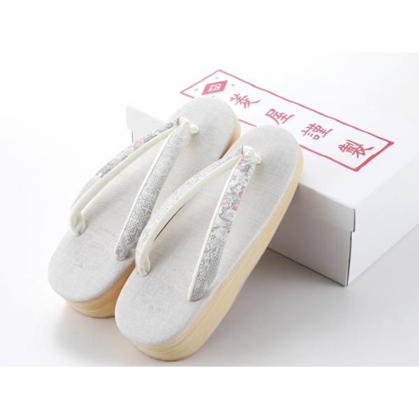 商品情報新品　箱入り　日本製鼻緒の表地には正絹の大島紬を使用しております。大人気、カレンブロッソのカフェぞうりです。天には「うまくいく」を文様化したシマウマの開運柄がはいっています美術館巡りや小旅行、展覧会やコンサート、観劇、ショッピング、...