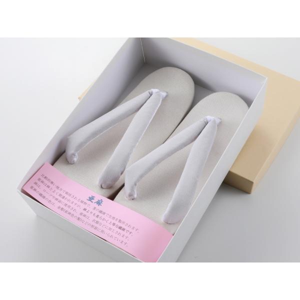 商品情報新品　箱入り単衣や夏着物に合わせて、見た目も涼しげで爽やかな履き心地、足に負担になりにくい軽量です。亜麻とは、比較的寒い地方で栽培される植物で、茎の繊維で生地を製作されます。亜麻は麻とよく間違われますが、麻よりも柔らかく上等な繊維で...