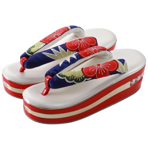 商品情報新品　箱入り振袖用かかと高、フリーサイズ草履です着物姿からチラッと見える紗綾型織柄の生地使用、大きめ刺繍の鼻緒が可愛い★台の側面にゴールドのラインとかかと部分に大きなパールビーズが目を引きます着物や帯の柄色に合わせたり、コーディネー...