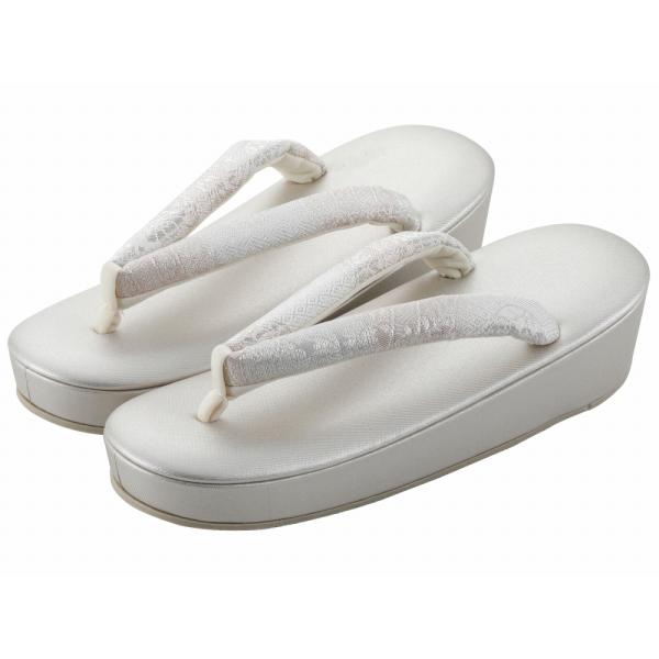 商品情報新品白梅の上品なデザインの草履単品です鼻緒の裏はソフト加工で足に負担がかかりにくい草履の履き方：小指とかかとは草履から出るのが普通です。草履は、かかとを多少出して履くものです。１~２センチくらい出して履きます。初めは鼻緒がきついです...