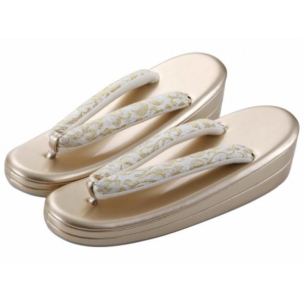 商品情報新品　礼装用ツヤありの台に鼻緒は控えめな草履単品です鼻緒は帯地使用でかかとの部分が二枚芯でエレガント 素材合成皮革ほか サイズ全長：約24.0cm　かかとの高さ：約5.0cm ご注意お色に関してはお使いのパソコンのモニターのカラーバ...