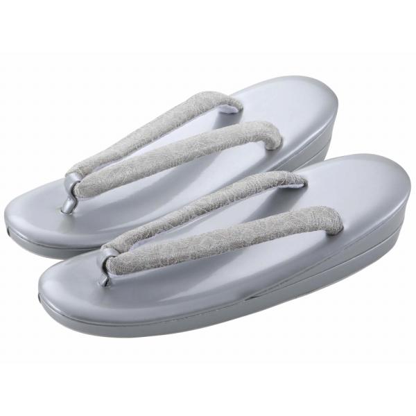 商品情報新品　礼装用ツヤありの台に鼻緒は控えめな草履単品です鼻緒は帯地使用でかかとの部分が二枚芯でエレガント※訳説明：片方の裏面にマジックが付いています。こちらは訳あり商品です。（交換・返品不可とさせて頂いておりますのでご了承下さいませ。）...