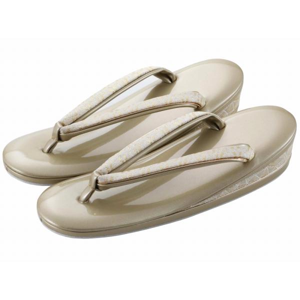 商品情報新品　礼装用ツヤありの台に鼻緒は控えめな草履単品です鼻緒とかかと部分に帯地使用で三枚芯でエレガント※訳説明：※鼻緒・かかと部分と左右の四か所の帯地の織柄が揃っていませんこちらは訳あり商品です。（交換・返品不可とさせて頂いておりますの...