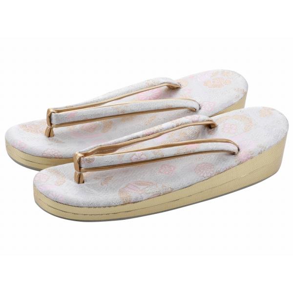 商品情報新品きらびやかで高級感のある『佐賀錦』を使用した礼装用の草履です。佐賀錦ならではの上品で繊細なきらめきがフォーマルな装いにぴったり！程よく高さのある二枚芯タイプなので高級感もあります。留袖や訪問着などの礼装に合わせて、結婚式・披露宴...