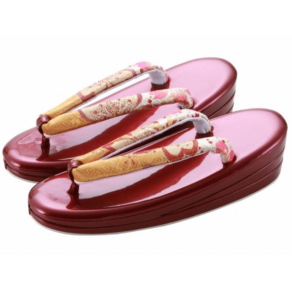 商品情報新品振袖用の草履単品です。草履の履き方：小指とかかとは草履から出るのが普通です。草履は、かかとを多少出して履くものです。１~２センチくらい出して履きます。初めは鼻緒がきついですが、一日履いていただくと伸びて足に馴染んできます。草履か...