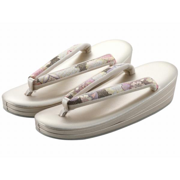 商品情報新品 振袖用お洒落な柄の鼻緒にシンプルな草履単品です鼻緒の裏はソフト加工で足に負担がかかりにくい台には高級草履に使用される「絹目調合皮」を使用しています見た目の豪華さと滑りにくさで抜群の履き心地です 素材合成皮革ほか サイズ全長：約...