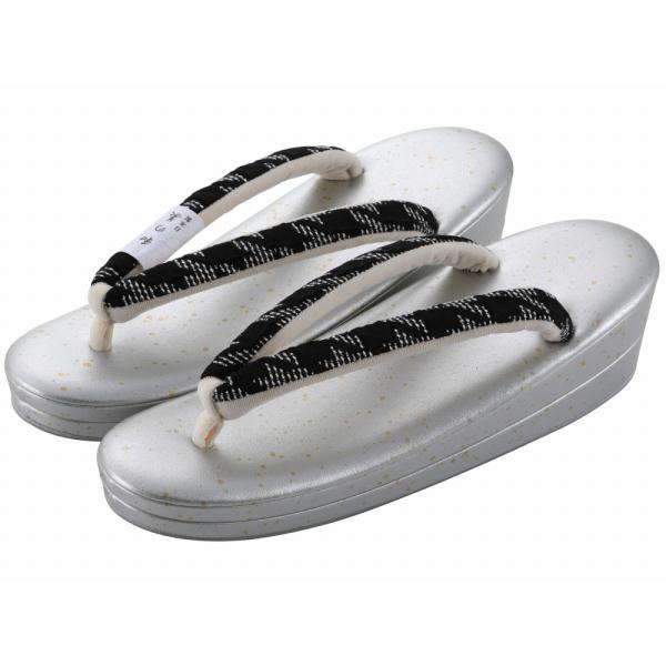 商品情報新品 正絹 帯地鼻緒お洒落な柄の鼻緒にシンプルな草履単品です台には上品に光るラメ入り鼻緒の裏はソフト加工で足に負担がかかりにくい草履の履き方：小指とかかとは草履から出るのが普通です。草履は、かかとを多少出して履くものです。１~２セン...