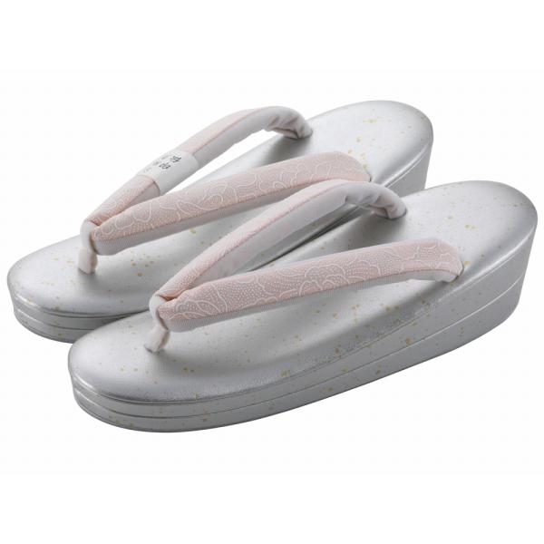 商品情報新品 正絹 帯地鼻緒お洒落な柄の鼻緒にシンプルな草履単品です台には上品に光るラメ入り鼻緒の裏はソフト加工で足に負担がかかりにくい草履の履き方：小指とかかとは草履から出るのが普通です。草履は、かかとを多少出して履くものです。１~２セン...