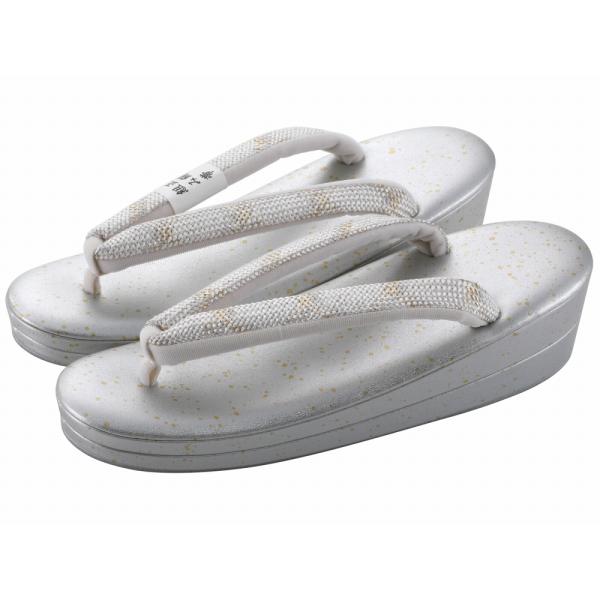 商品情報新品 正絹 帯地鼻緒お洒落な柄の鼻緒にシンプルな草履単品です台には上品に光るラメ入り鼻緒の裏はソフト加工で足に負担がかかりにくい草履の履き方：小指とかかとは草履から出るのが普通です。草履は、かかとを多少出して履くものです。１~２セン...