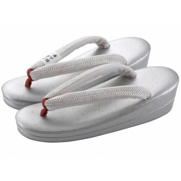 商品情報新品 正絹 帯地鼻緒お洒落な柄の鼻緒にシンプルな草履単品です台には上品に光るラメ入り鼻緒の裏はソフト加工で足に負担がかかりにくい草履の履き方：小指とかかとは草履から出るのが普通です。草履は、かかとを多少出して履くものです。１~２セン...